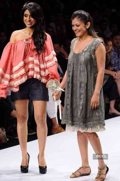 A model showcases a creation by designer Pallavi Mohan (R) on final day ...