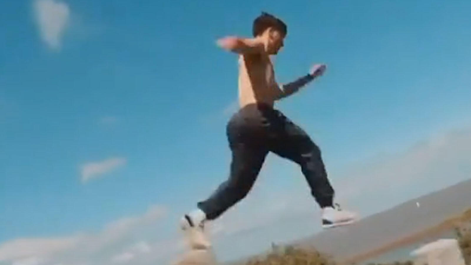 Pillar run: Can you jump over pillars like him?