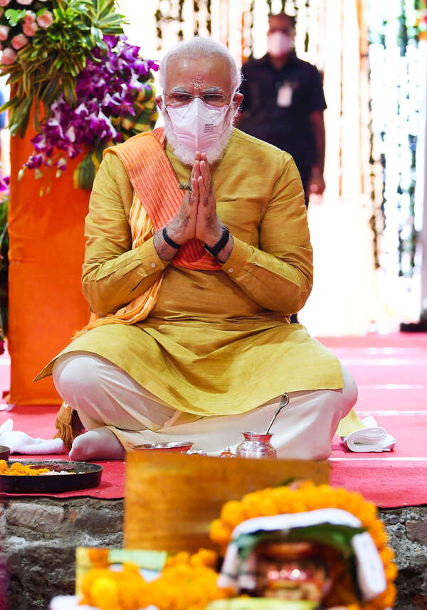 Prime Minister Narendra Modi performs bhoomi pujan of Ram Mandir in ...