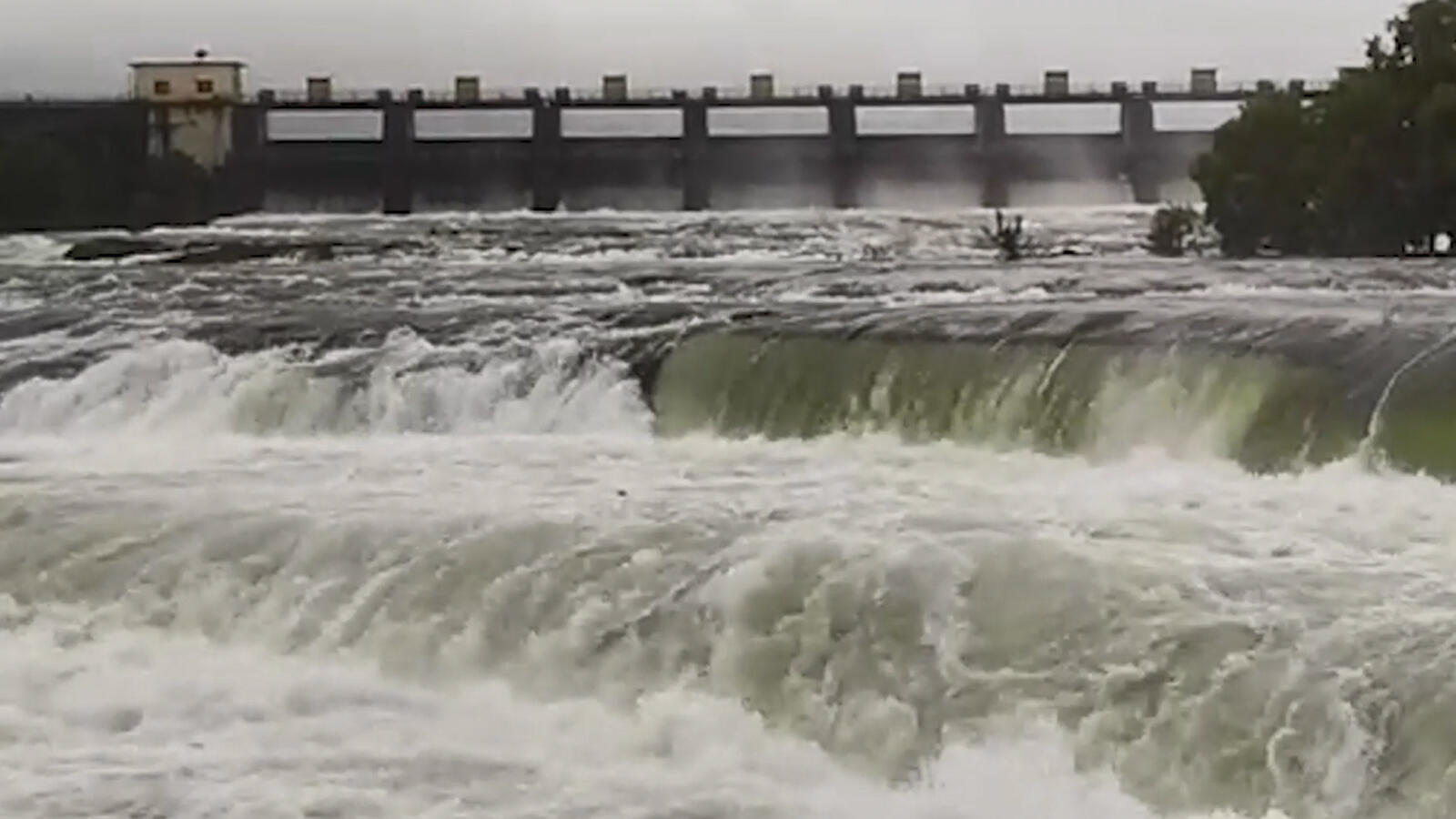 Pune: Mutha River swells after Khadakwasla dam discharges up to 16,000 ...