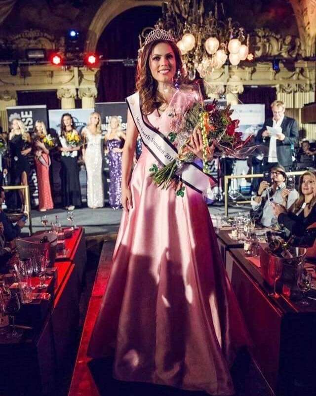 Pageant queen Cloie Skarne got engaged to her long term boyfriend