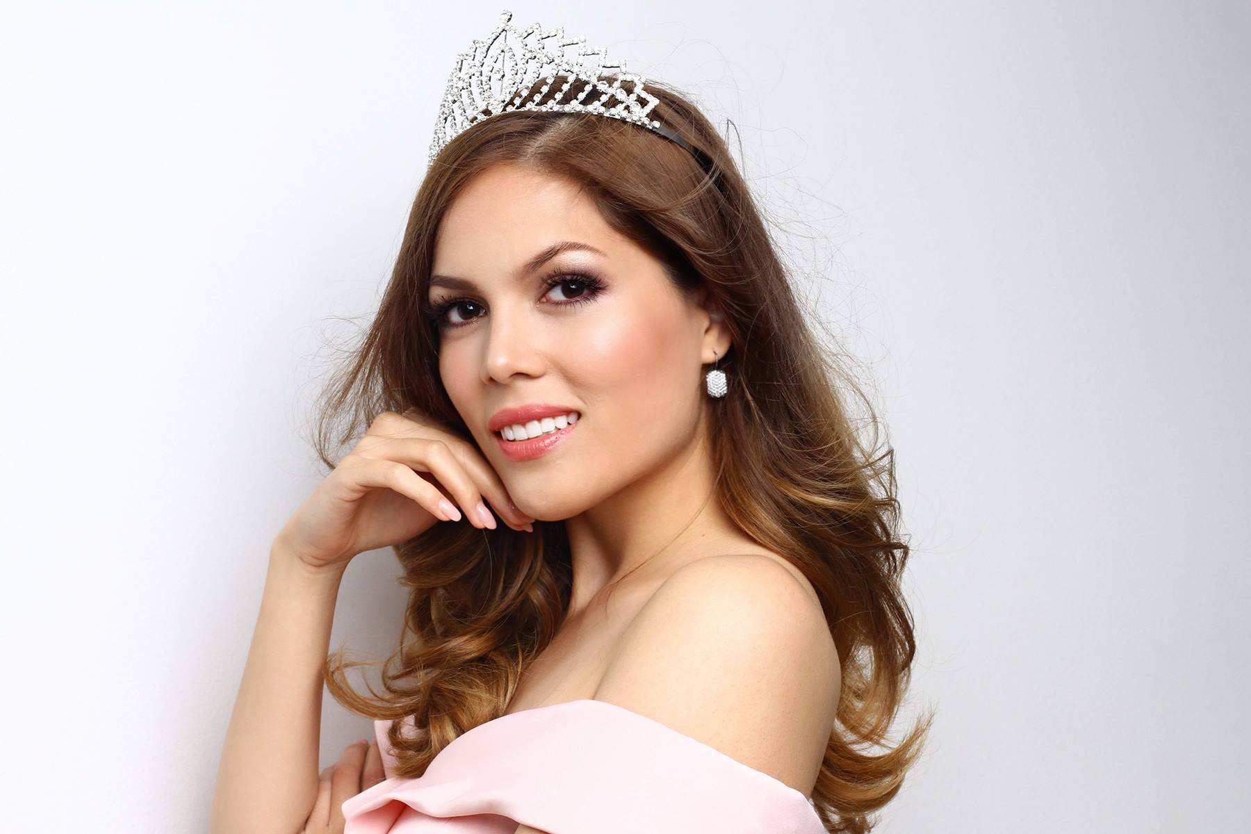 Pageant queen Cloie Skarne got engaged to her long term boyfriend