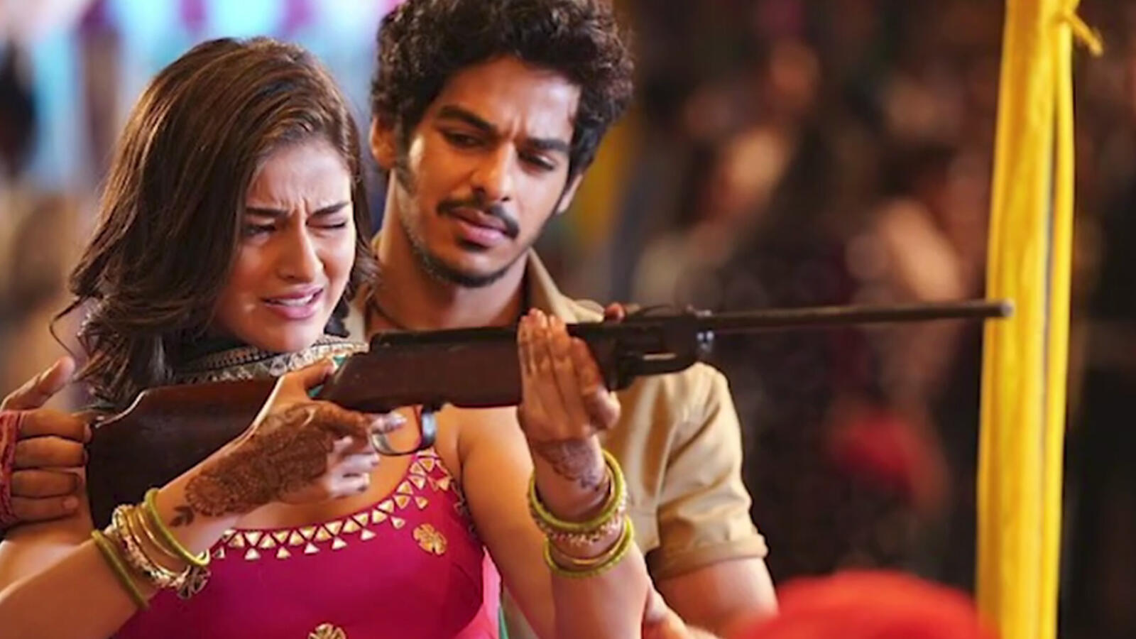 Ananya Panday poses with a rifle, netizens troll her saying 'Struggle ...