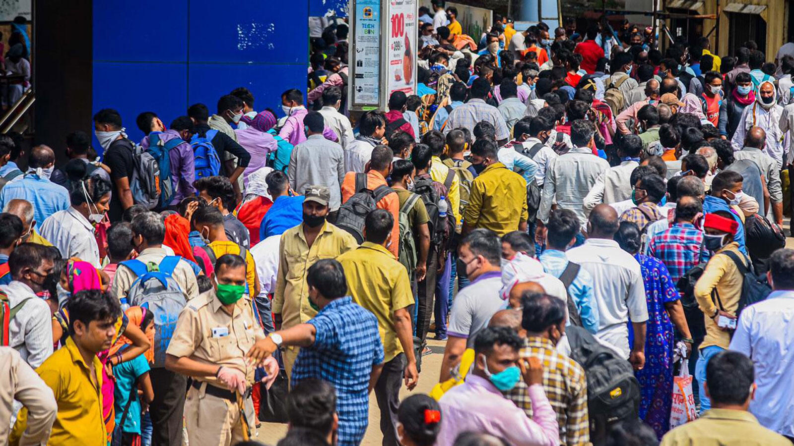 Thousands of migrants return back to Mumbai to earn their livelihood