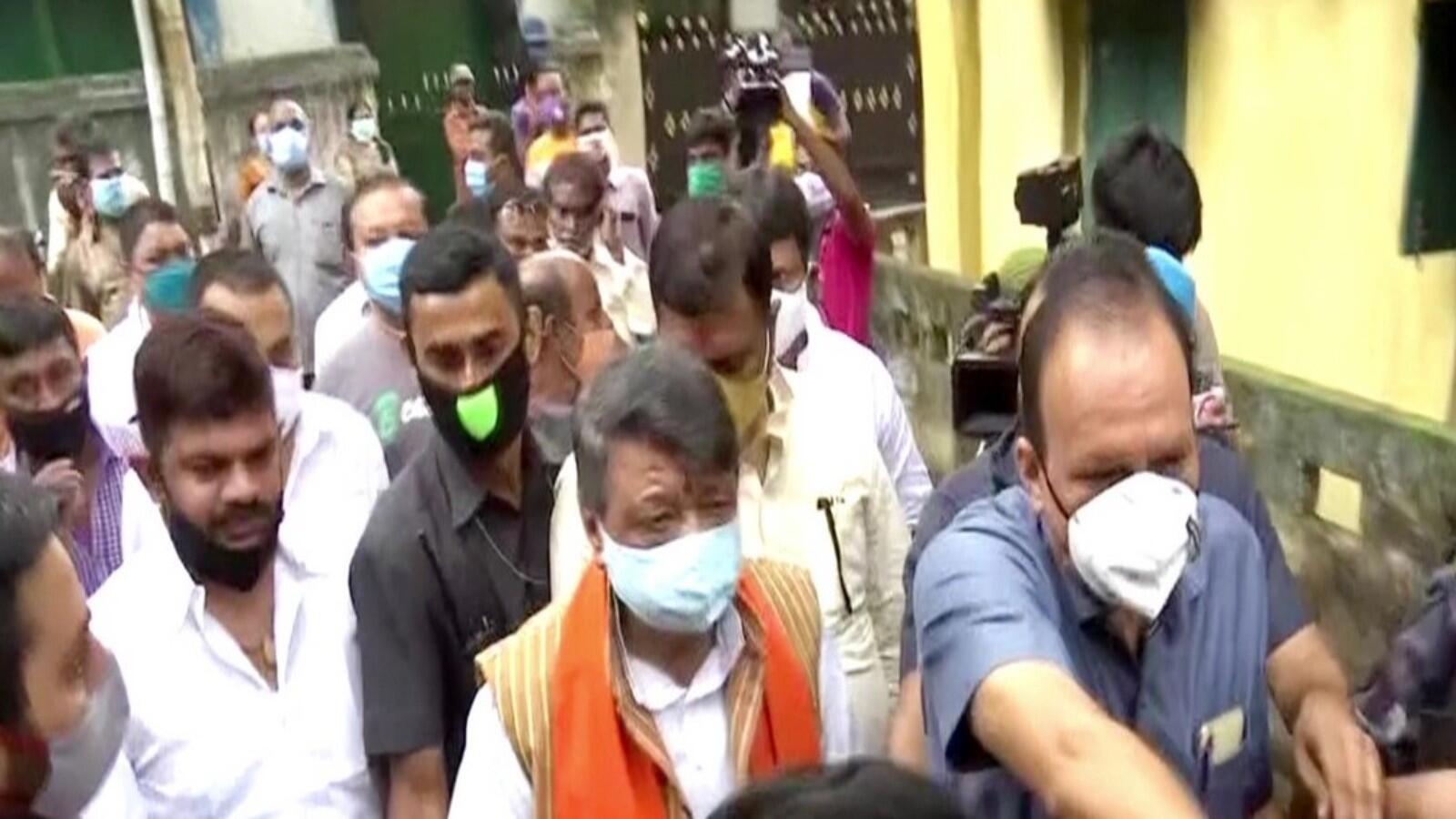 Kailash Vijayvargiya visits residence of WB party councillor who was shot dead