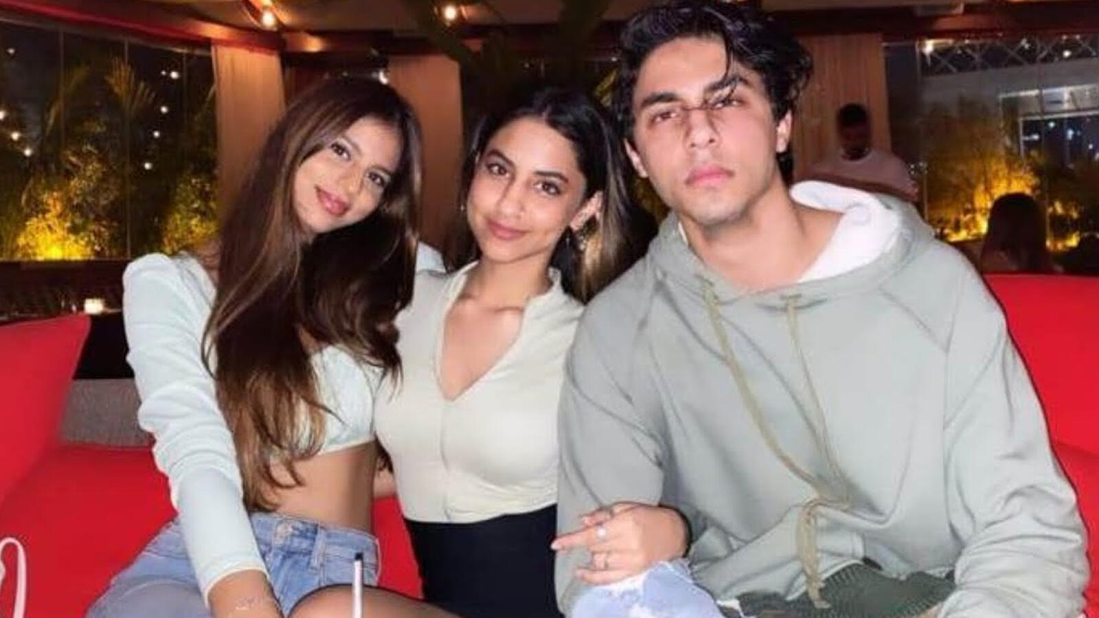 Suhana Khan enjoys an outing with cousin Alia Chibba and brother Aryan ...