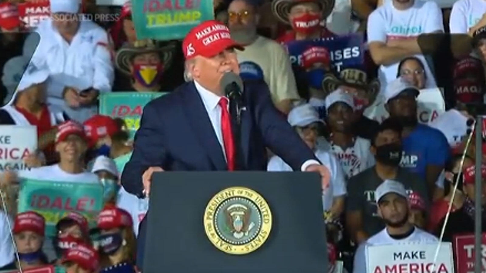 Trump has rally mic problems, says 'I won't pay'