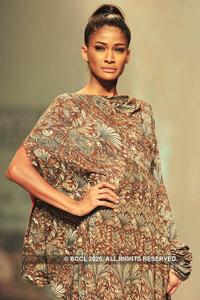 Model showcases a creation by designer Payal Jain on Day 2 of the Wills ...