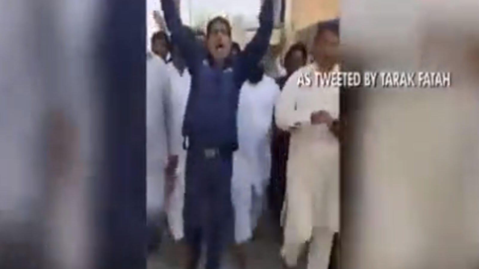 Pakistan: Bank guard kills manager over blasphemy, crowd cheers for killer