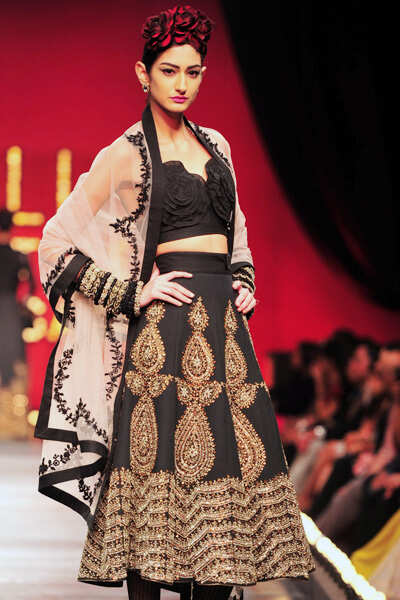 Models showcase the creations by designer Sabyasachi Mukherjee during ...
