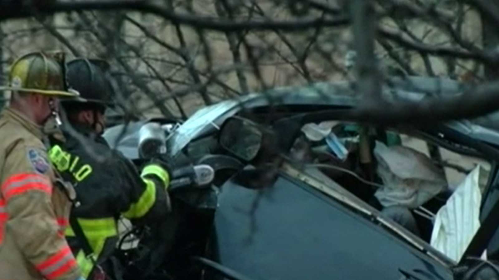 One Dead After Speeding Minivan Hits Ny Monument