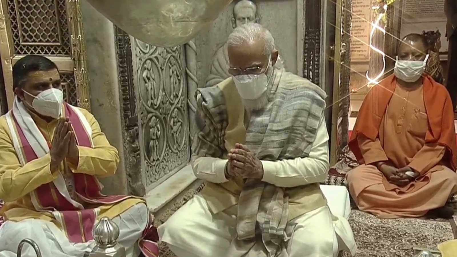 Varanasi: PM Narendra Modi offers prayers at Kashi Vishwanath Temple
