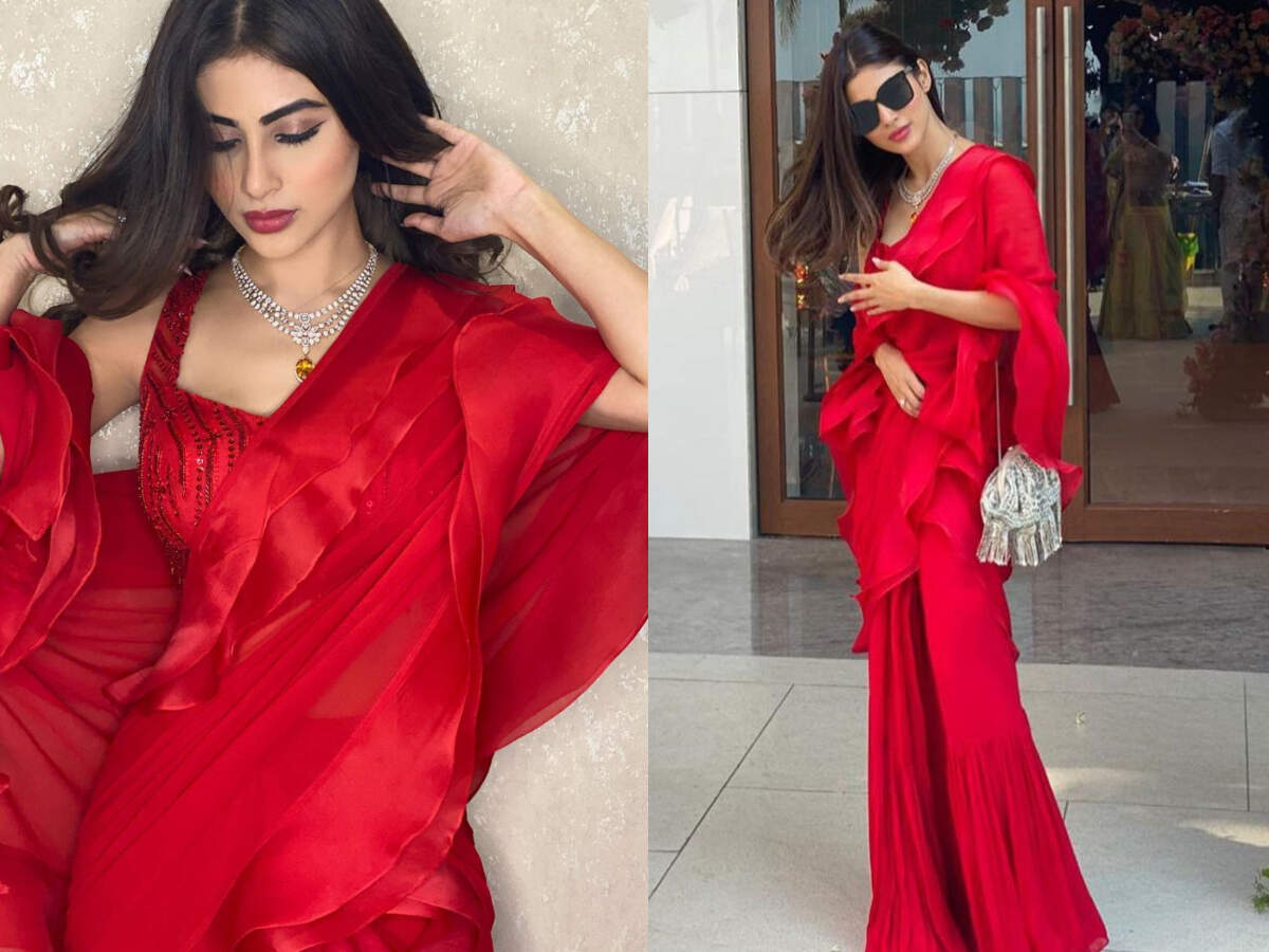 Mouni Roy wowed us with her two hot sari looks this month! - Times of India