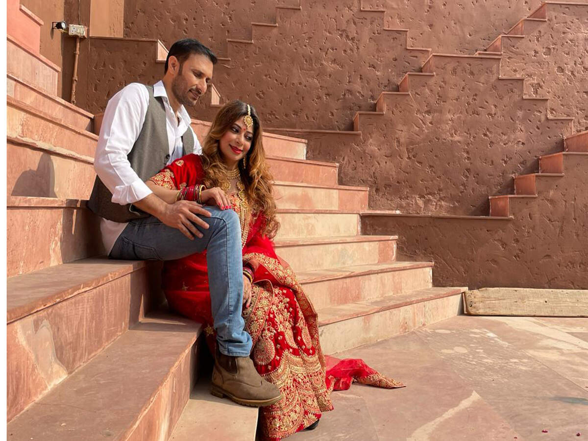 Malini Kapoor and Ajay Sharma shoot for a Rajasthani music video in ...