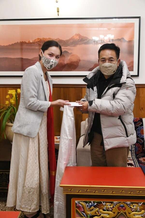 VLCC Femina Miss India 2020 State Winner Reetika Chettri Meets The CM ...