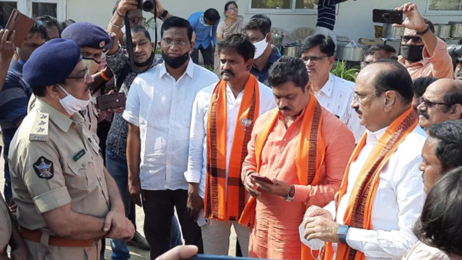 Visakhapatnam: Police stop BJP-JSP leaders from holding 'Chalo ...