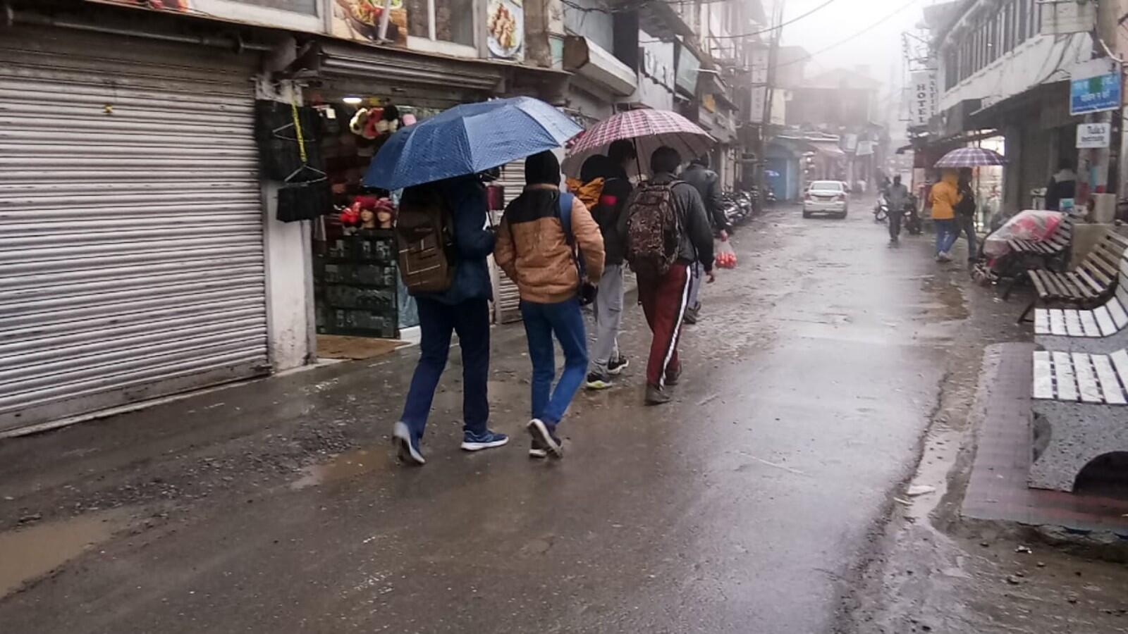 Mussoorie receives heavy rain, tourists wait for snow