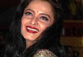 Rekha becomes bathroom singer!