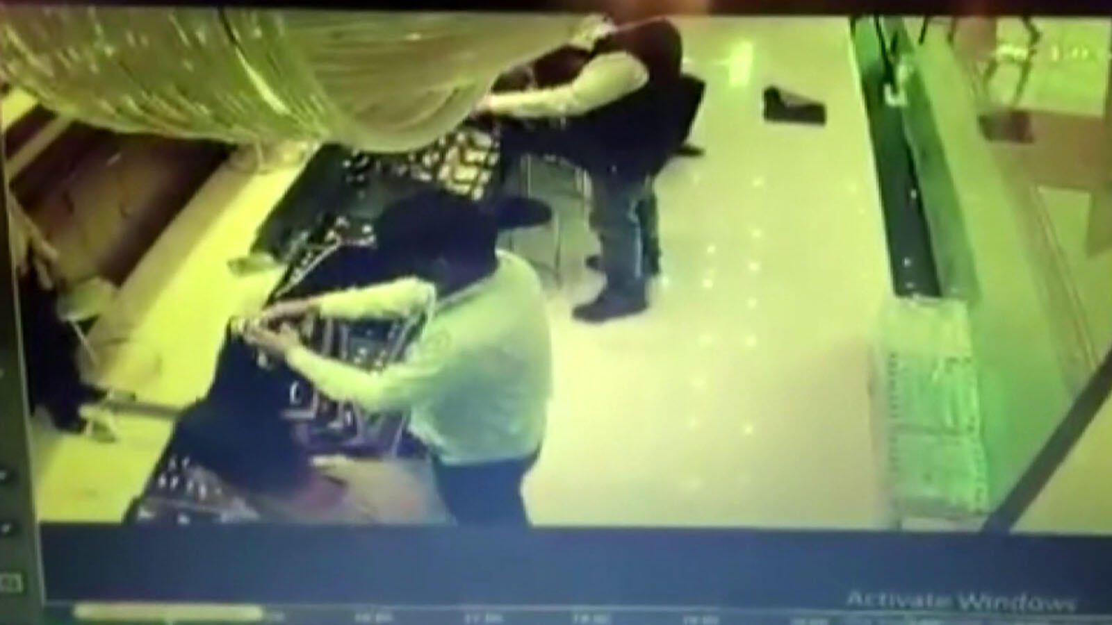 Four robbers loot jewellery showroom in broad daylight