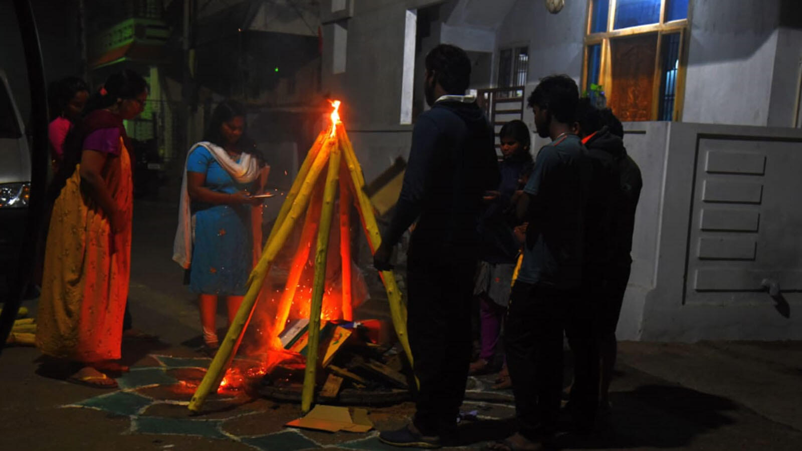 Visakhapatnam: People celebrate 'Bhogi' festival, light bonfires