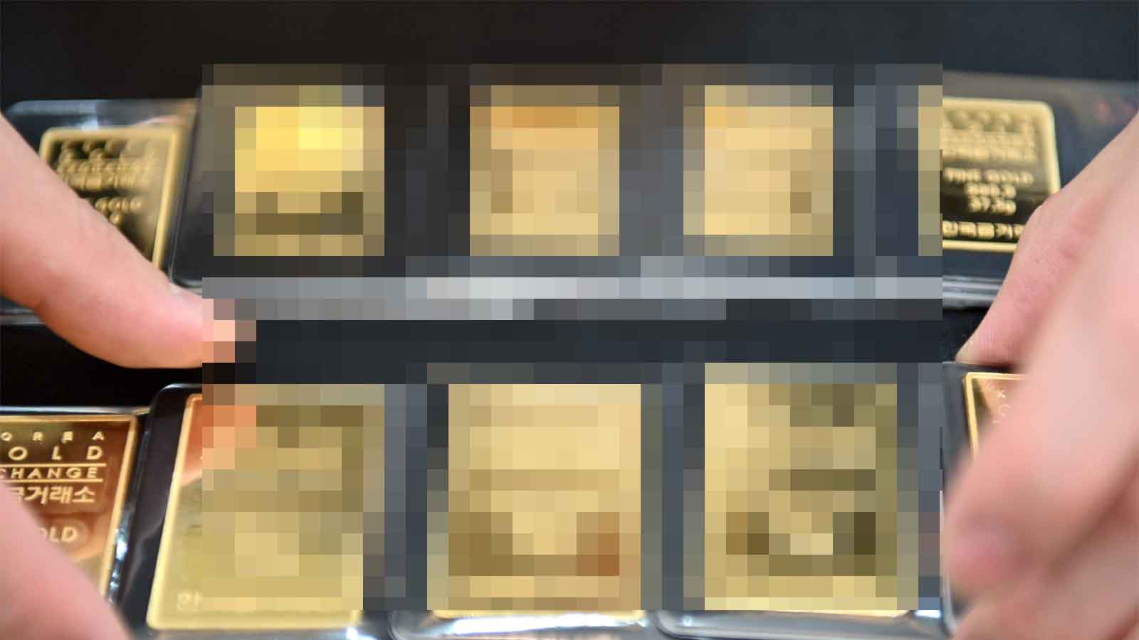 Kerala gold smuggling case: Customs officials inspect luggage left ... Kerala gold smuggling case: Customs officials inspect luggage left ...