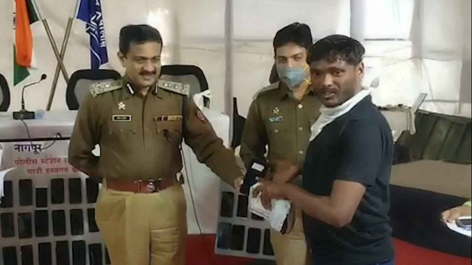 Nagpur Police hands over stolen mobile phones to owners