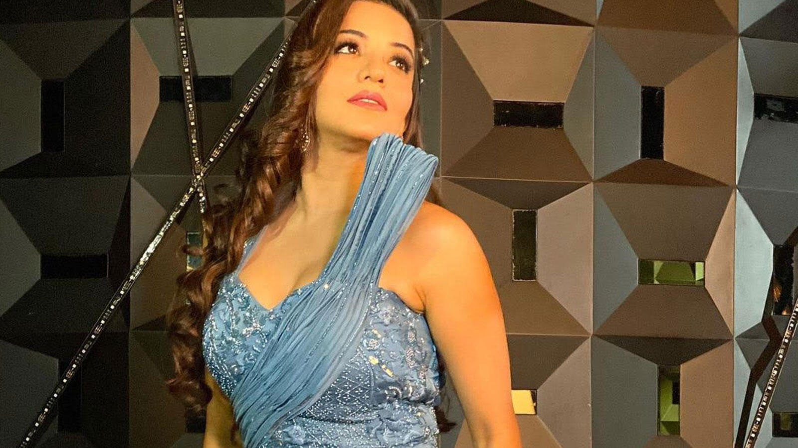 Monalisa looks like a princess in these pictures