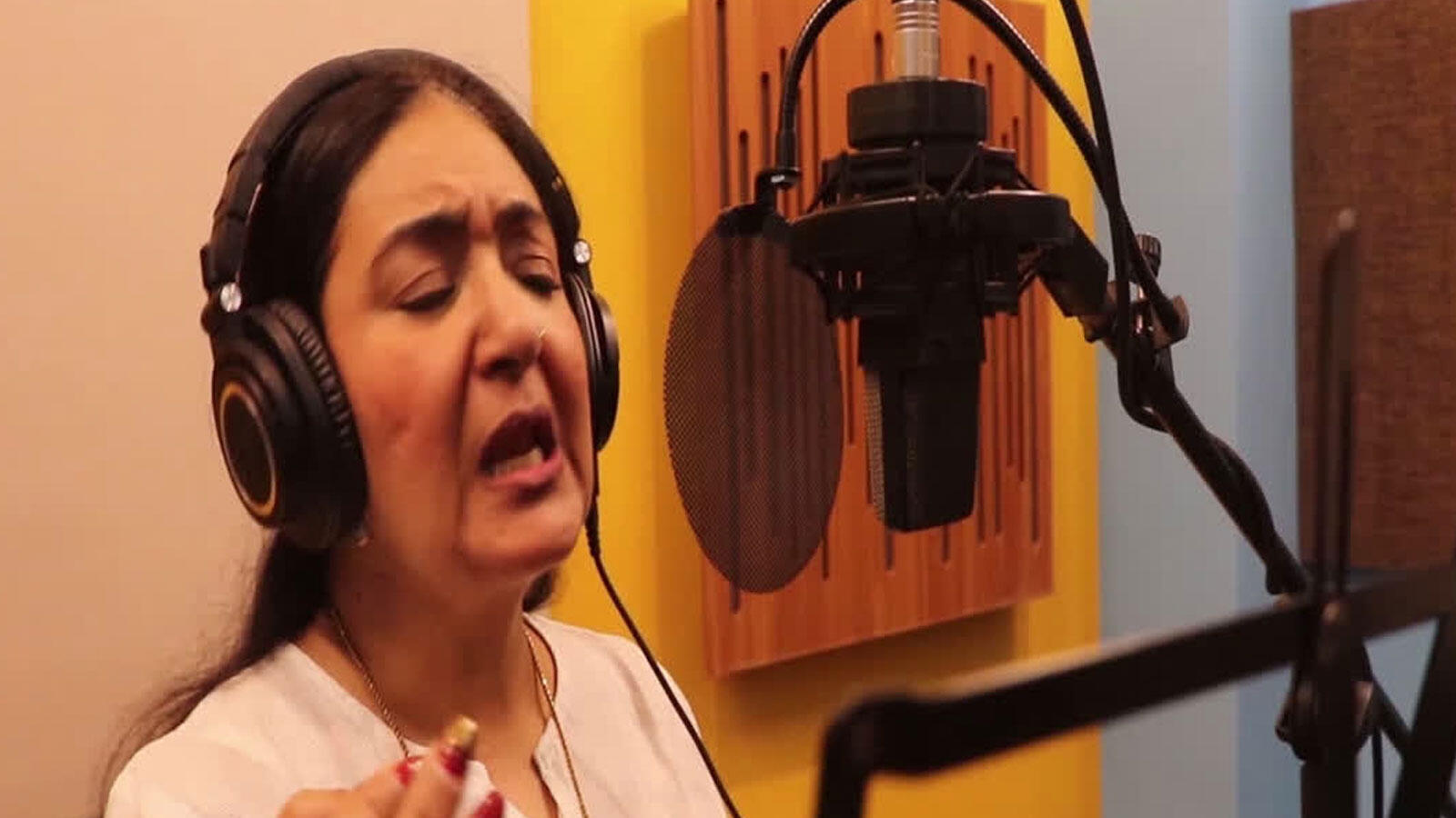 Jaspinder Narula records a special song for women soldiers in CRPF
