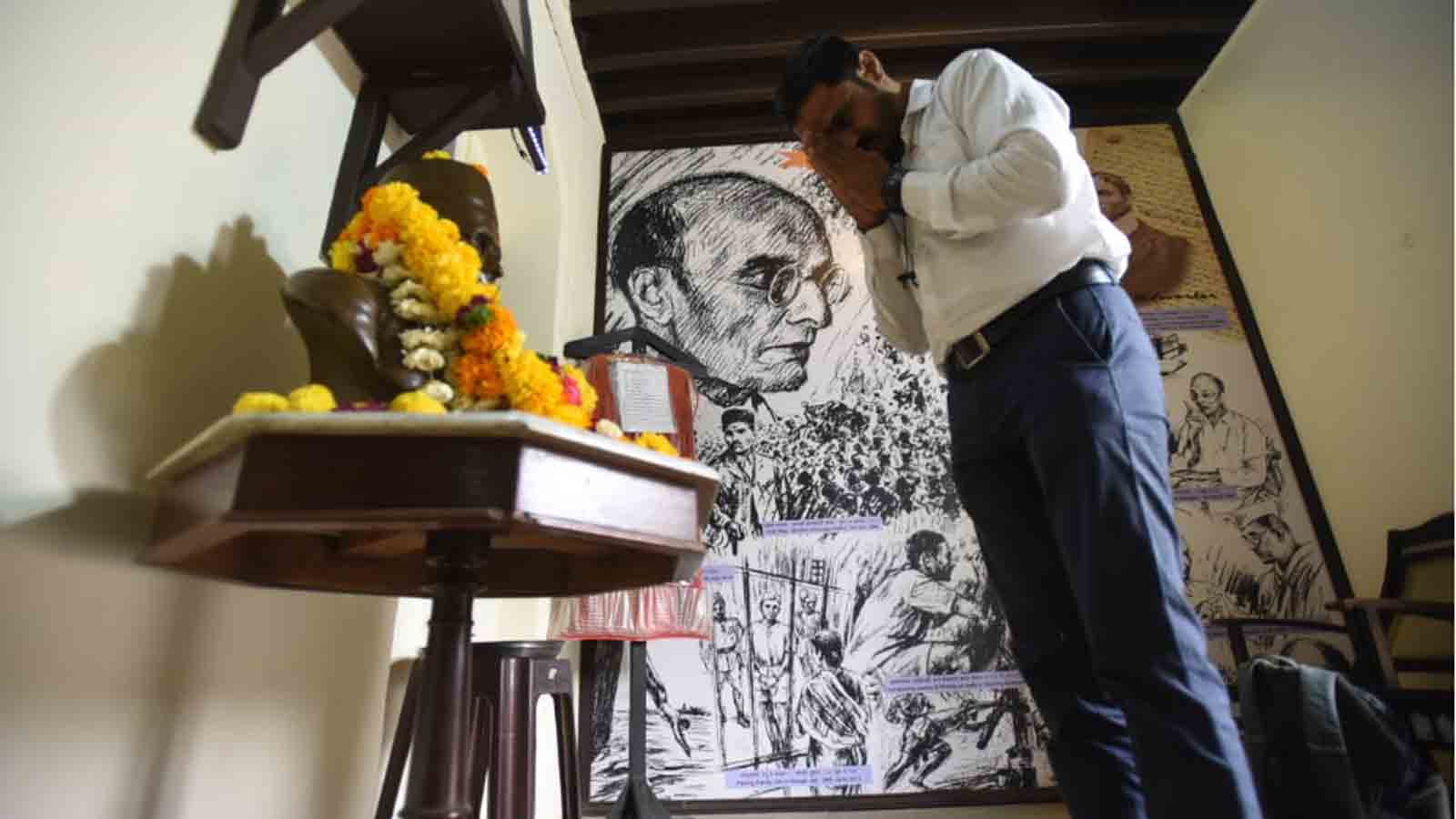 Pune: People pay tribute to Veer Savarkar on his death anniversary