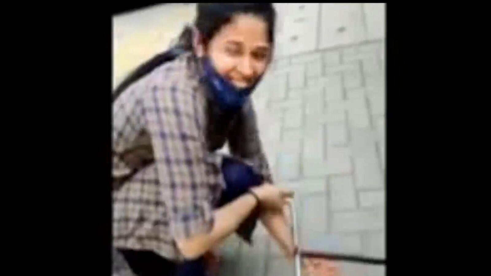 Watch: Mysuru collector Rohini Sindhuri Dasari changes flat tyre