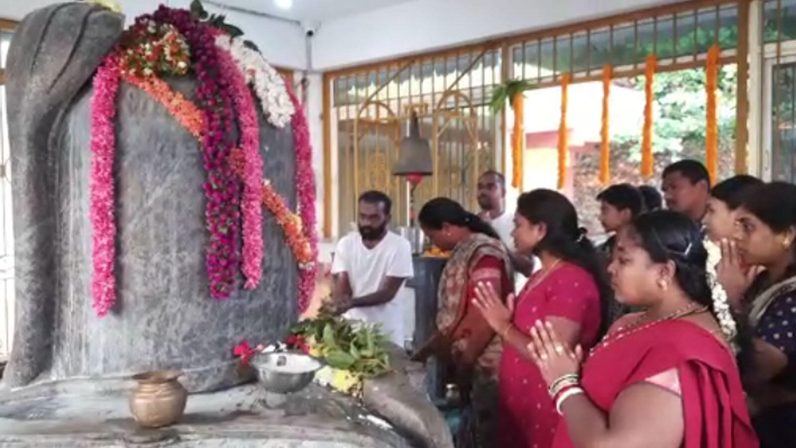 Mahashivratri 2021: Devotees visit temples to worship Lord Shiva