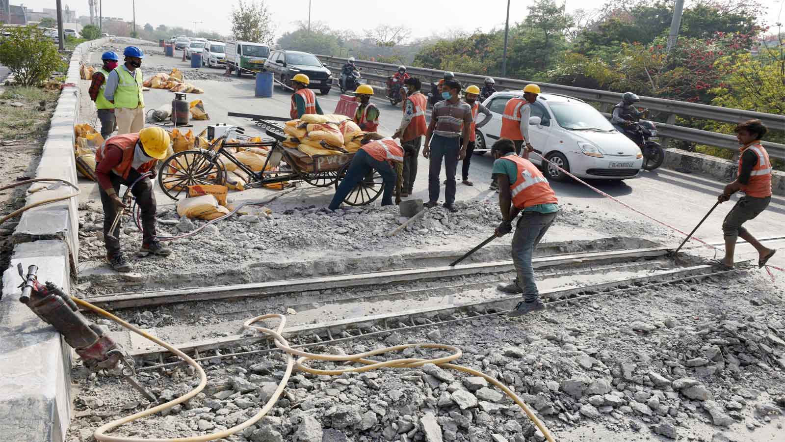 Delhi: Repair work on Moolchand flyover results in traffic snarls ...