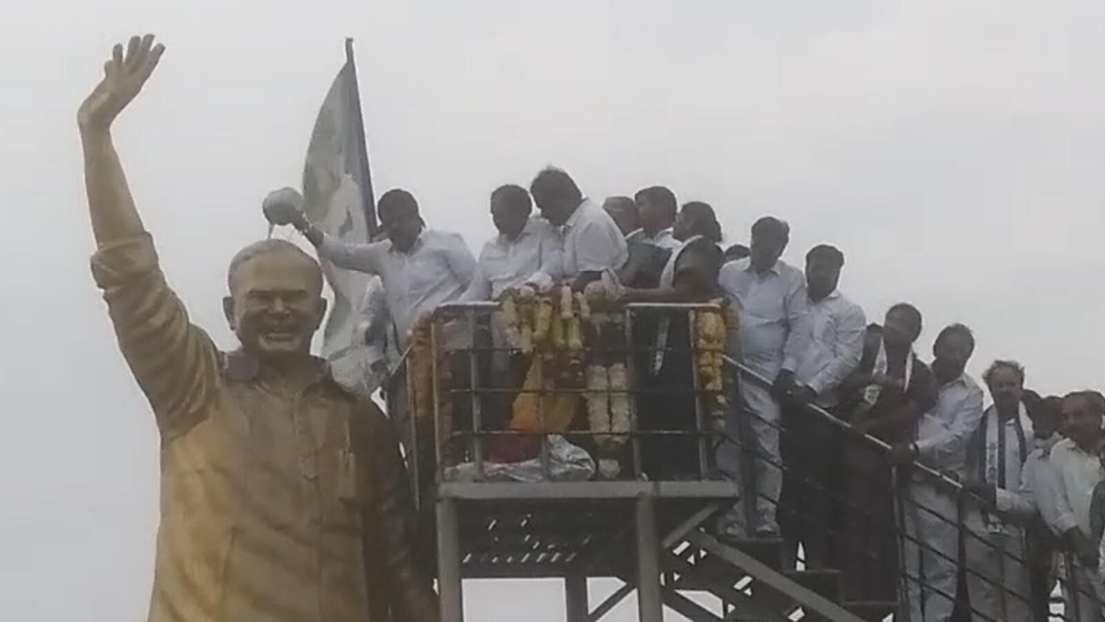 Visakhapatnam: YSRCP leaders perform abhishekam to YS Rajasekhara Reddy ...