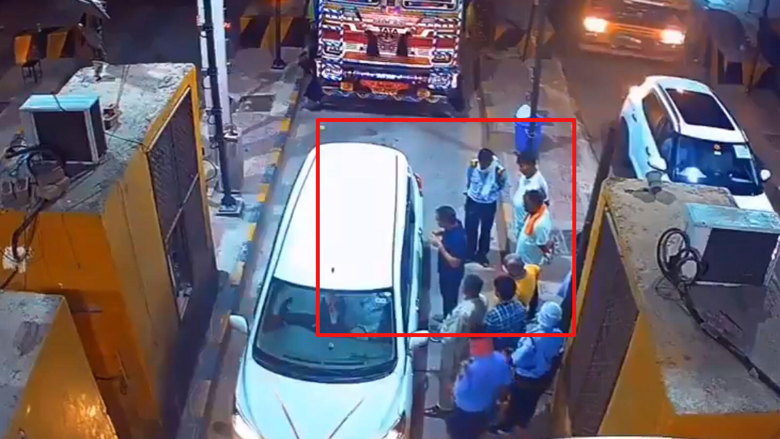 Watch: Toll operator gives a lecture to judge to pay toll fees