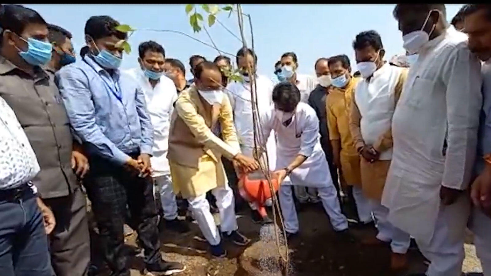 Watch: MP CM Shivraj Singh Chouhan and Jyotiraditya Scindia plant saplings in Bhopal