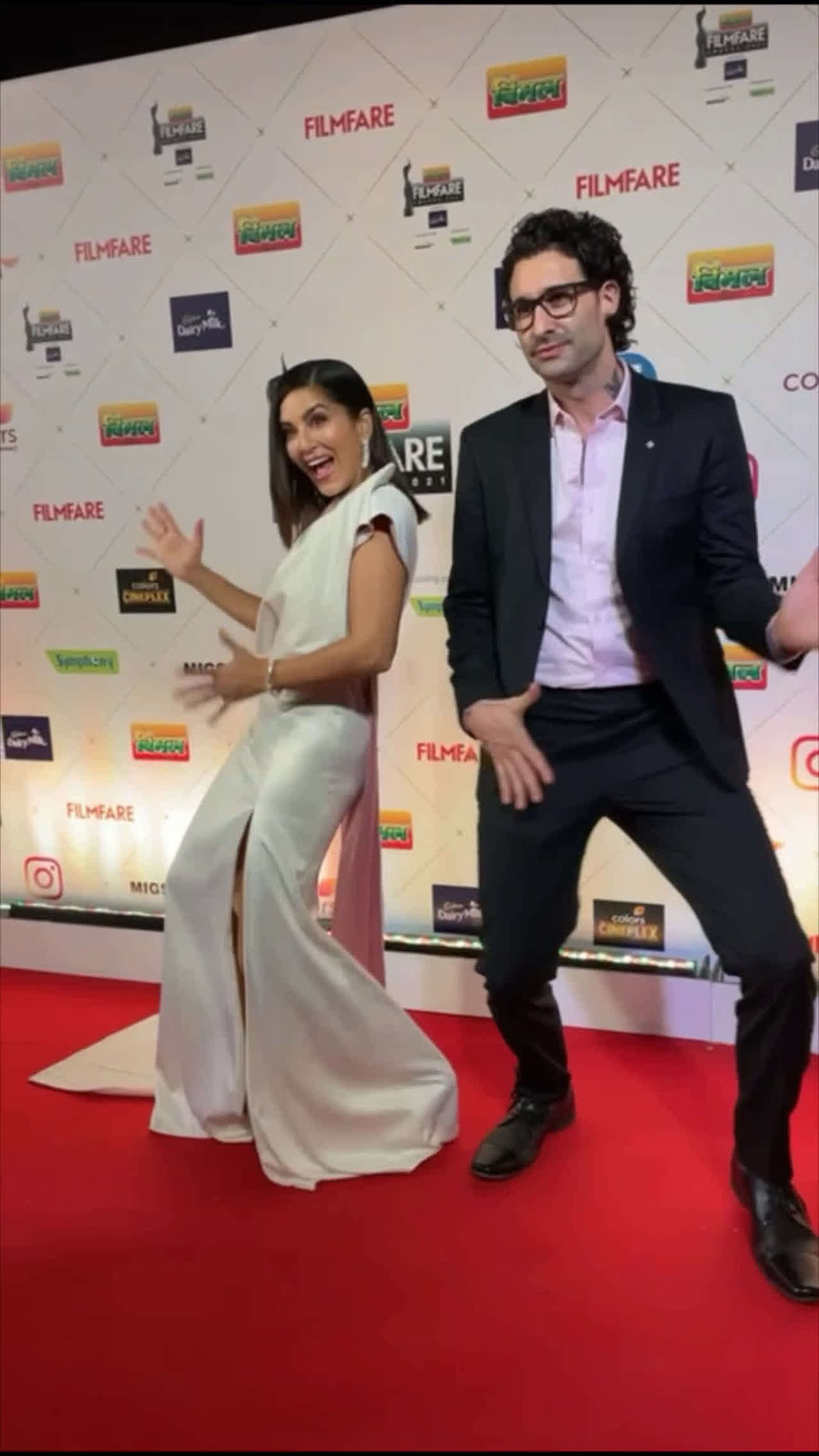 Sunny Leone Daniel Weber Giving Couple Goals