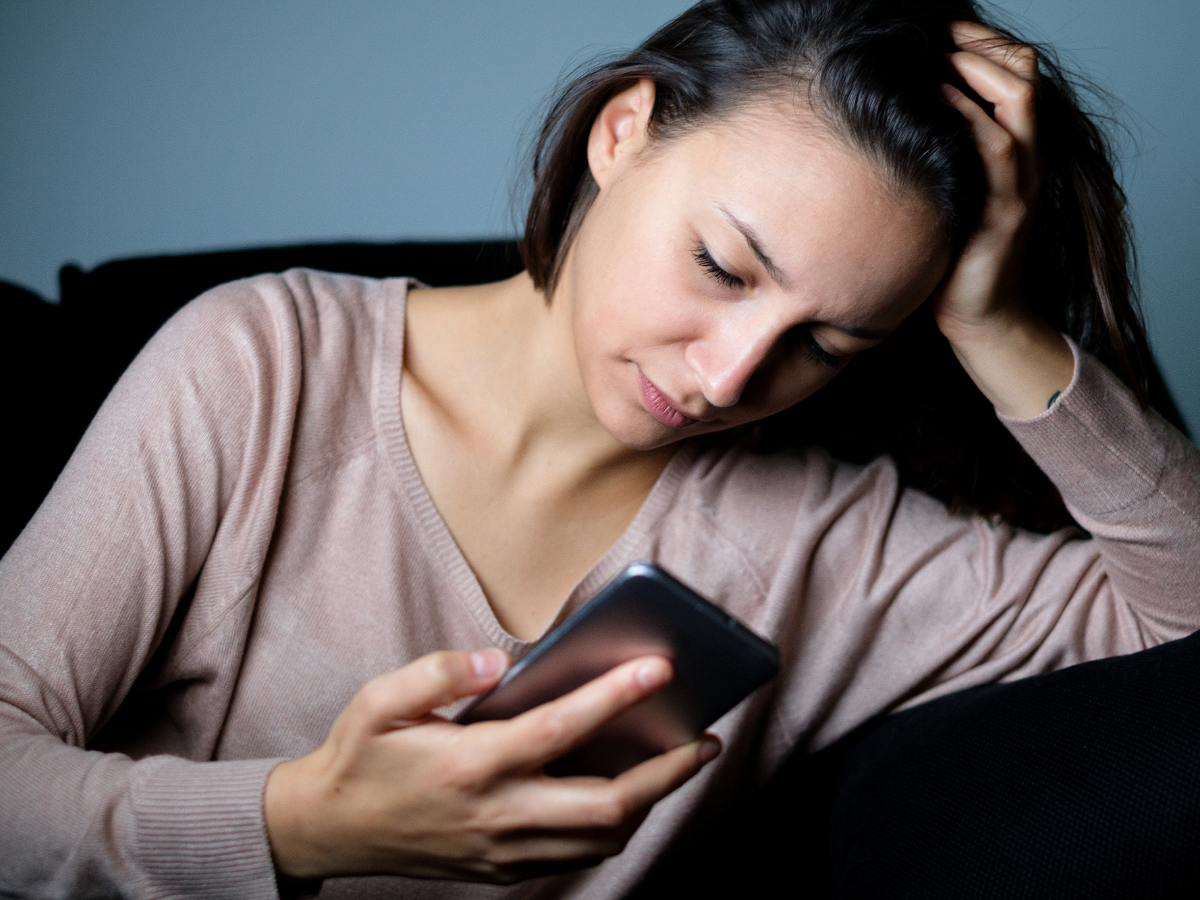 Texting signs that indicate he is no longer interested in you