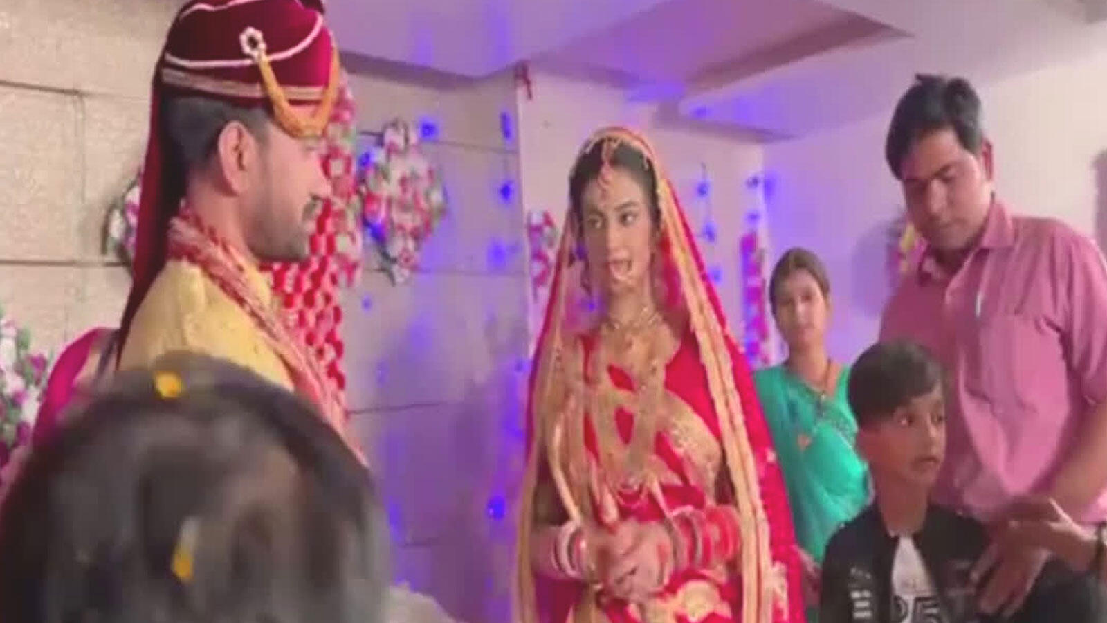 Sabke Baap Angutha Chhap: Dinesh Lal Yadav Nirahua and Akshara Singh ...