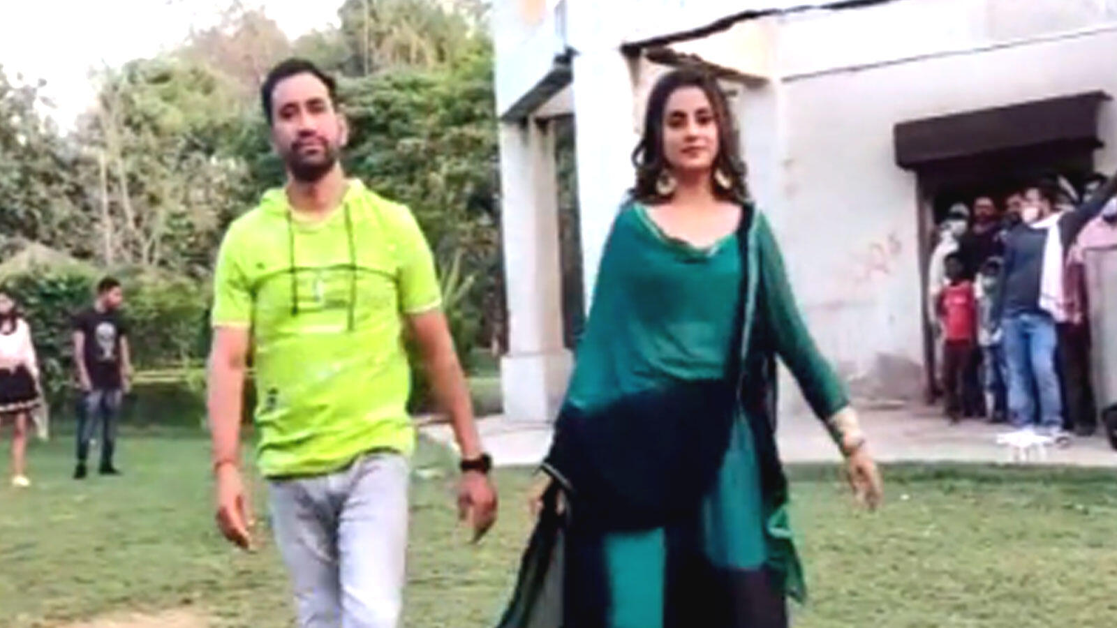 Sabke Baap Angutha Chhap: Dinesh Lal Yadav 'Nirahua' and Akshara Singh ...