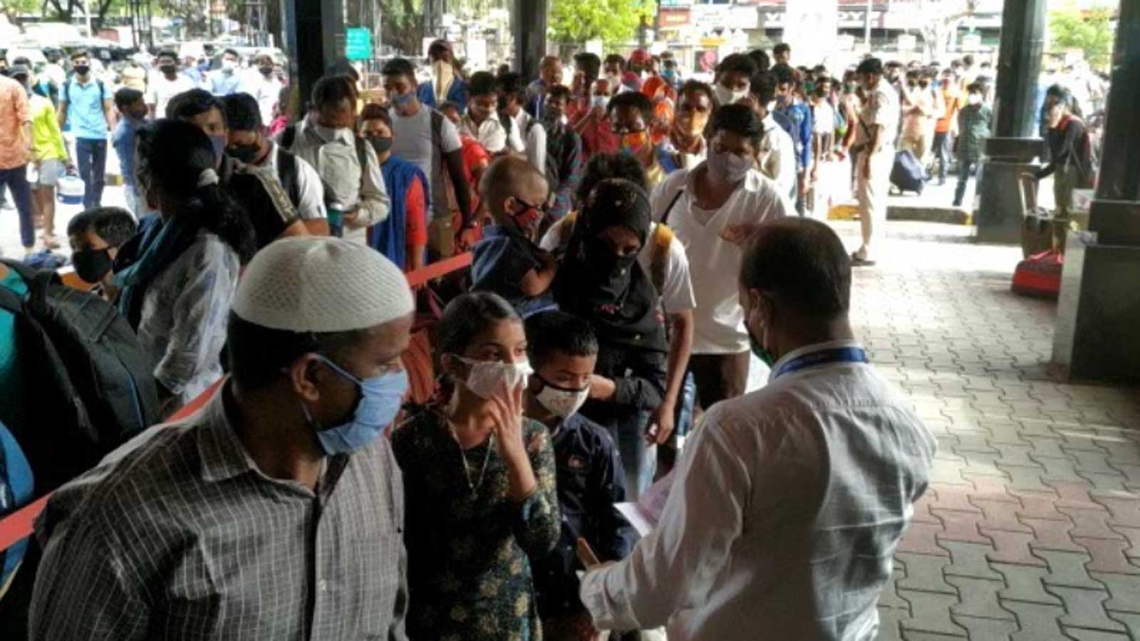 Pune: Migrant workers leave city in hordes as lockdown fears loom