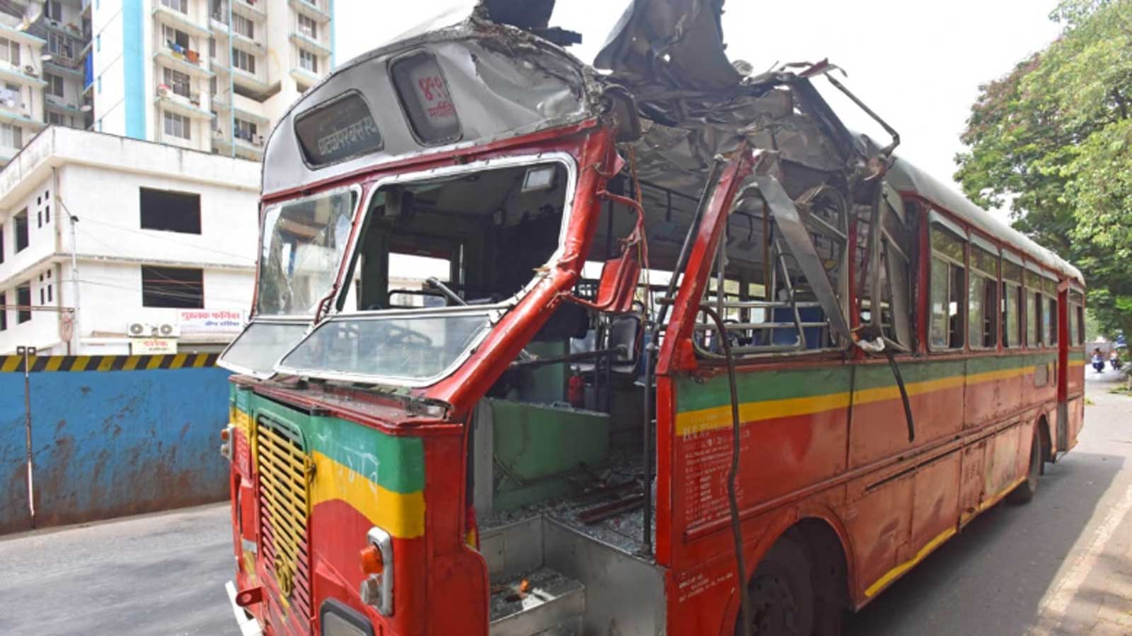 Mumbai: Lucky escape for passengers as BEST bus rams into tree