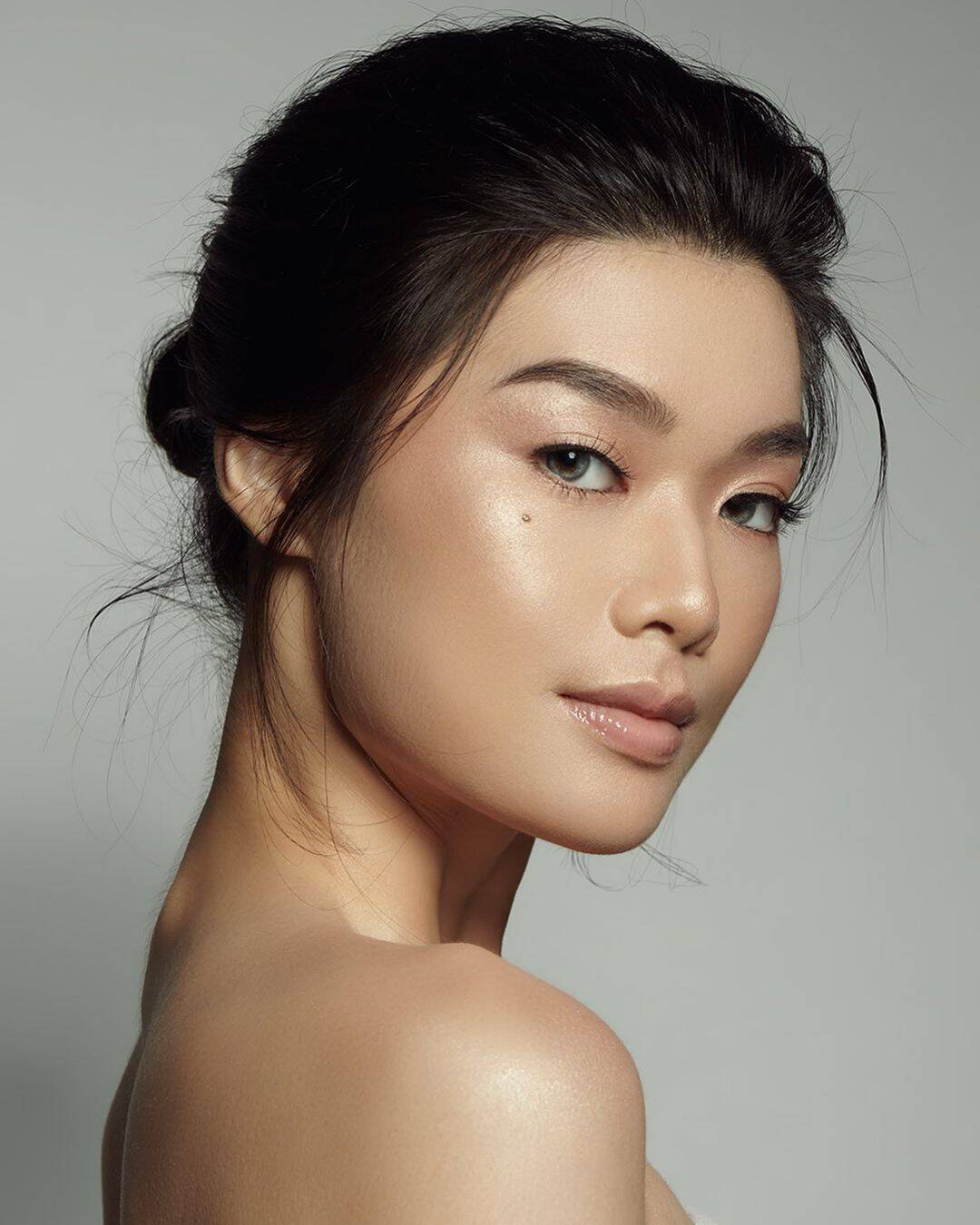 Beauty queen Carla Yules receives Indonesia’s Beautiful Women Award 2021