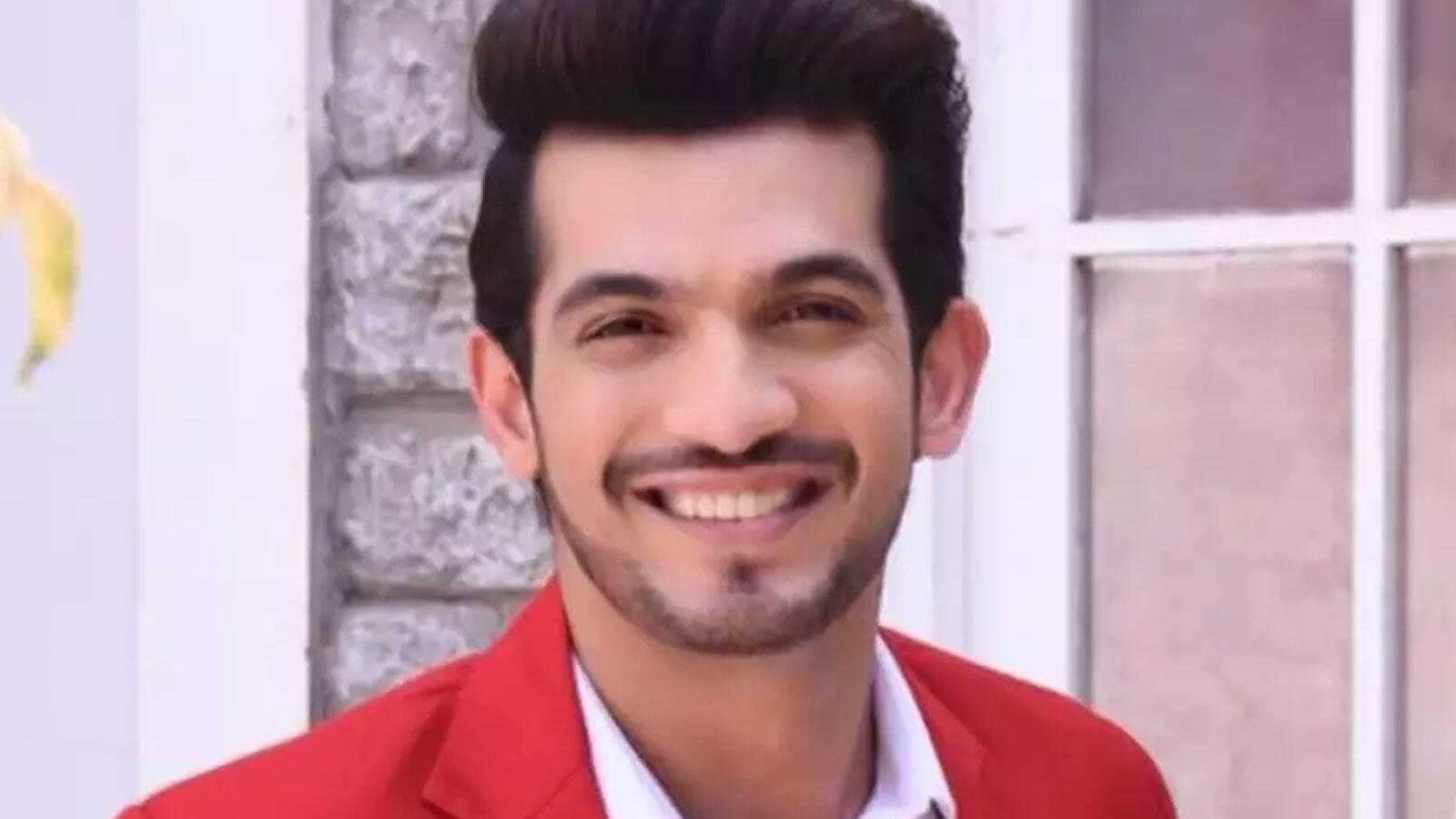 Arjun Bijlani shows his magic trick to Anushka Sen and Sourabh Raaj Jain