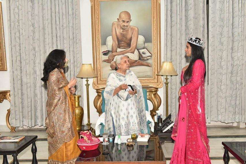 VLCC Femina Miss India 2020 runner up Manya Singh meets Uttar Pradesh ...