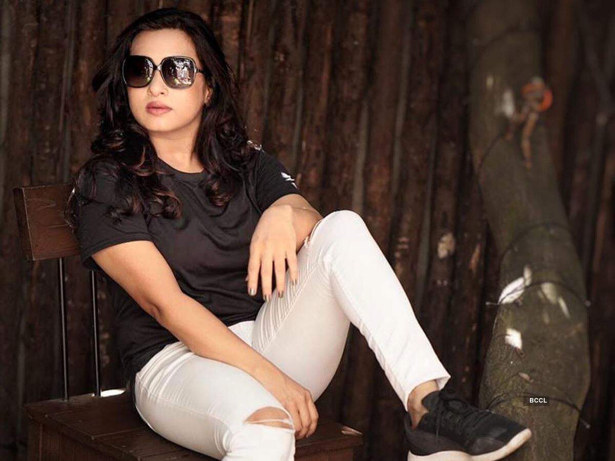 Poojitha Menon and BFFs shake legs on Salman Khan's 'Ye Raat Aur Ye ...