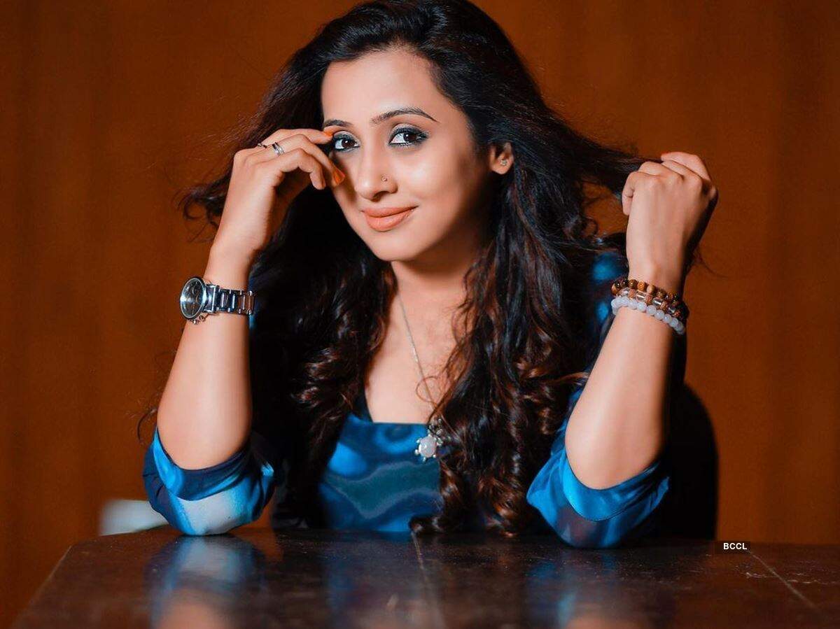 Poojitha Menon and BFFs shake legs on Salman Khan's 'Ye Raat Aur Ye ...