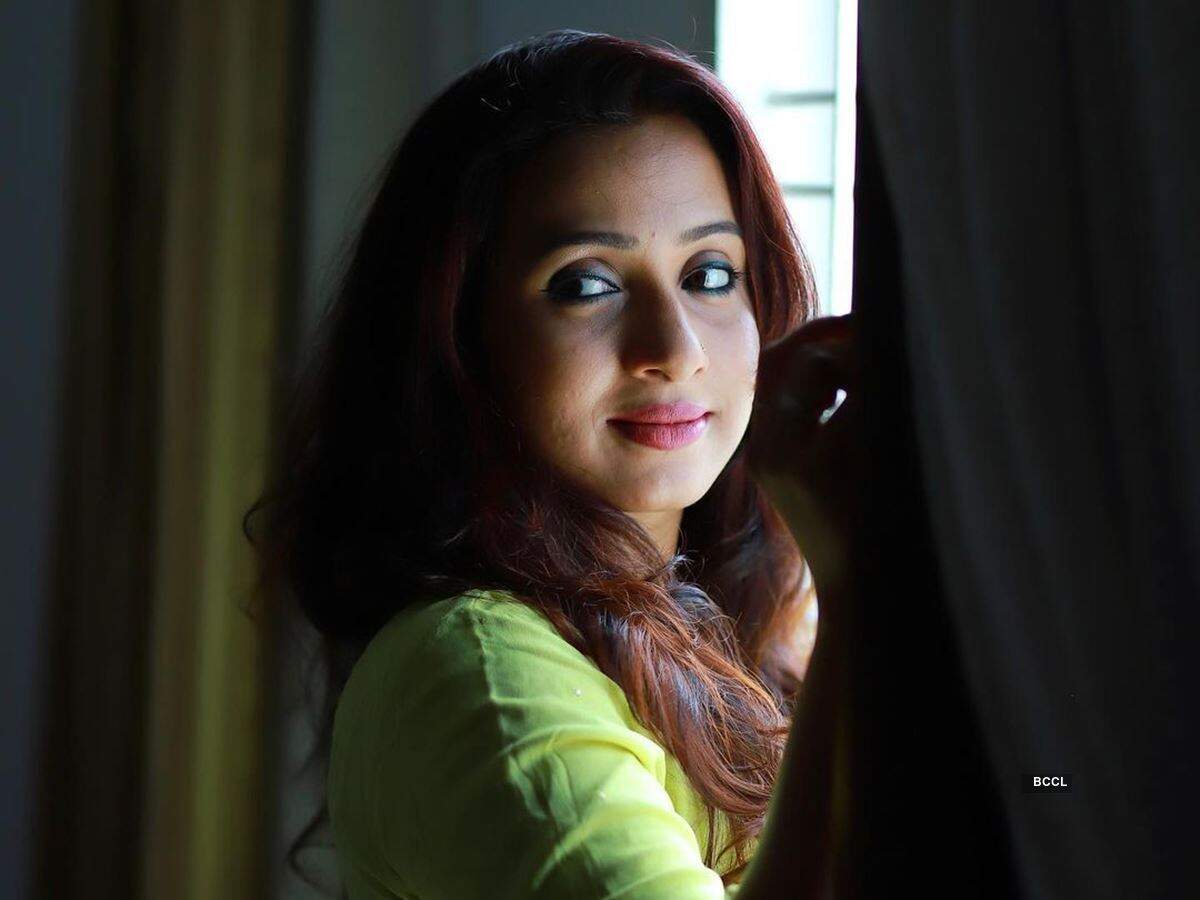 Poojitha Menon and BFFs shake legs on Salman Khan's 'Ye Raat Aur Ye ...