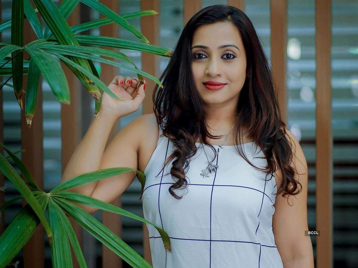 Poojitha Menon and BFFs shake legs on Salman Khan's 'Ye Raat Aur Ye ...