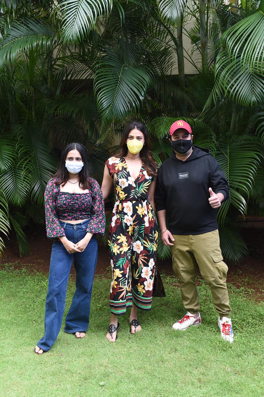 Varun Sharma, Anushka Ranjan and Akansha Ranjan get papped at a ...