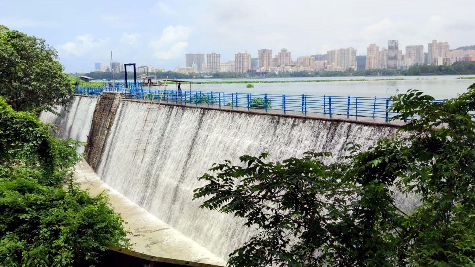 Powai Lake overflows as Mumbai gets heavy rainfall
